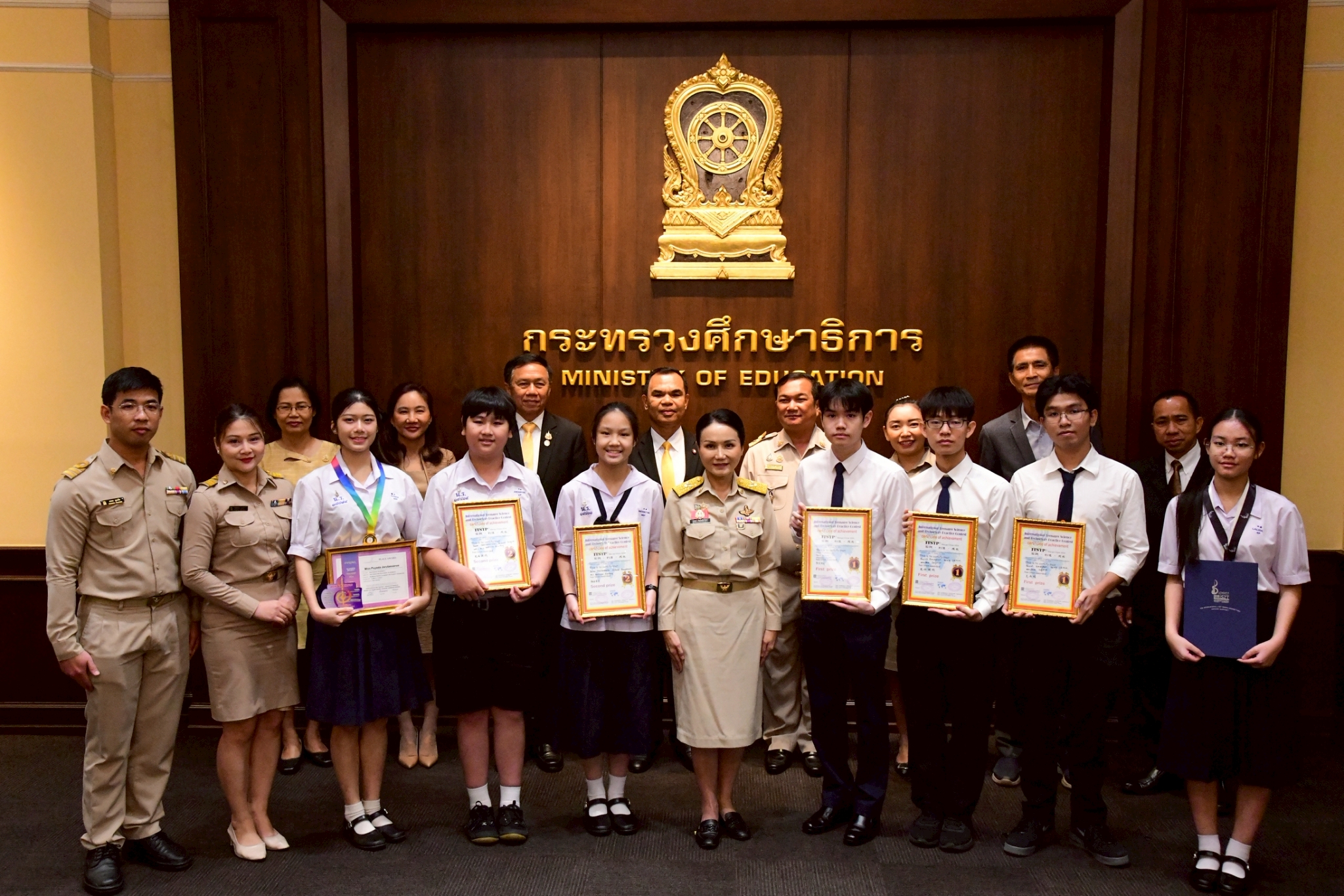 รมว.ศธ. “นฤมล” ภูมิใจ นักเรียนไทยไปไกลเวทีนานาชาติ แข่งขันคณิตศาสตร์โลก ...